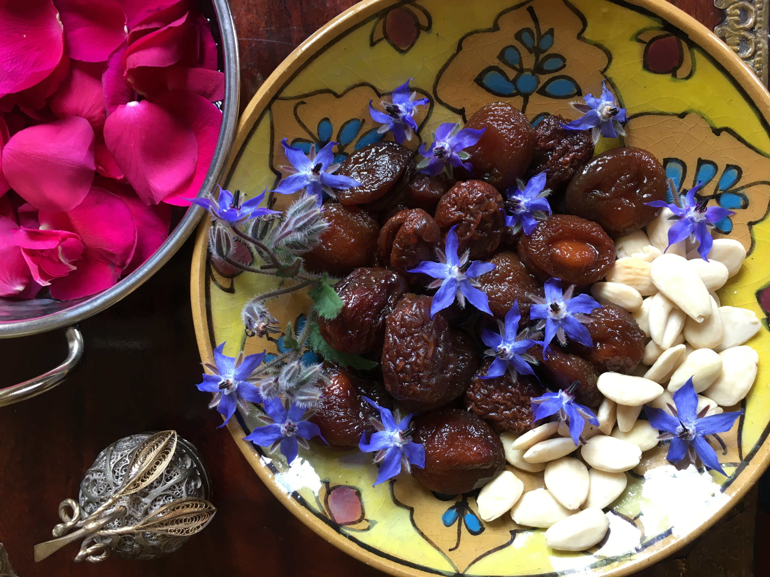Apricots stuffed with almonds – Eat Like A Sultan